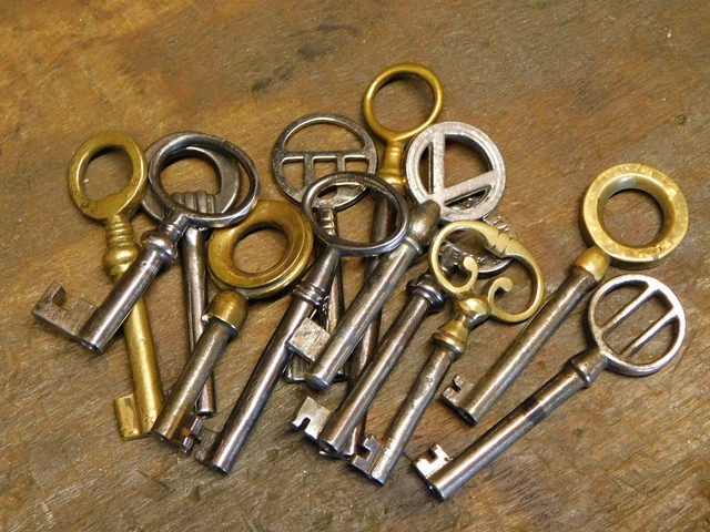 ANCIEN,LOT DE 12 clés clefs de meuble, commode,Buffet,placard,serrure ...