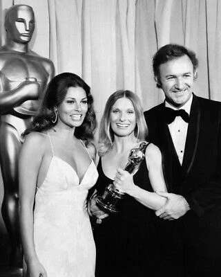 PHOTO RAQUEL WELCH Cloris Leachman Gene Hackman Oscar Statue Academy ...