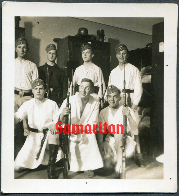 H2/5 WW2 ORIGINAL Photo Of German Wehrmacht Soldiers In Barrack £3.99 ...