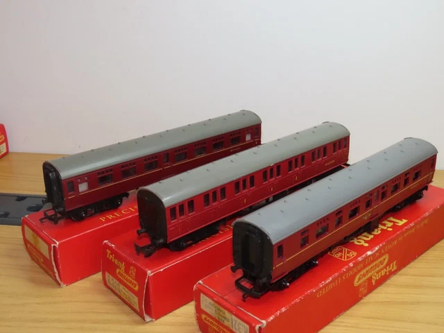 BT493: TRI-ANG R320 & R321 Composite & Brake Maroon Coaches x 3 - VGC ...