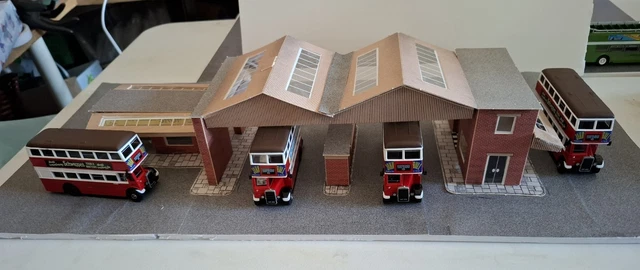 OO GAUGE LONDON Bus Terminal Diorama With Buses ( Built To A Reasonable ...