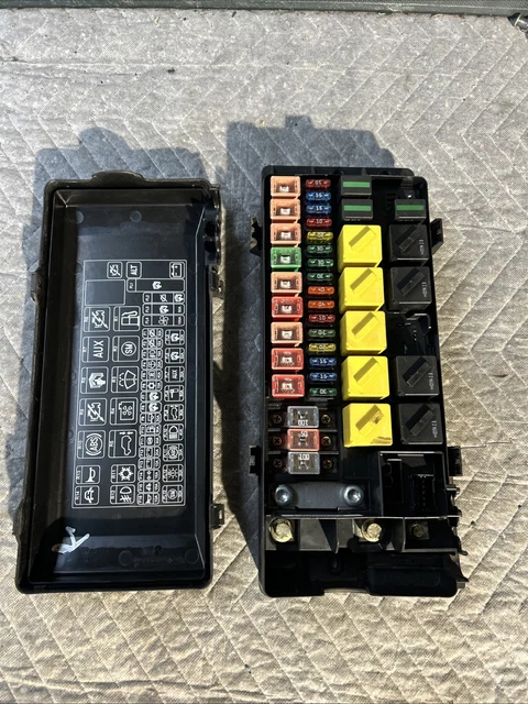 LAND ROVER DISCOVERY 2 Td5 V8 Engine Bay Fuse Box YQE000300 £40.00 ...