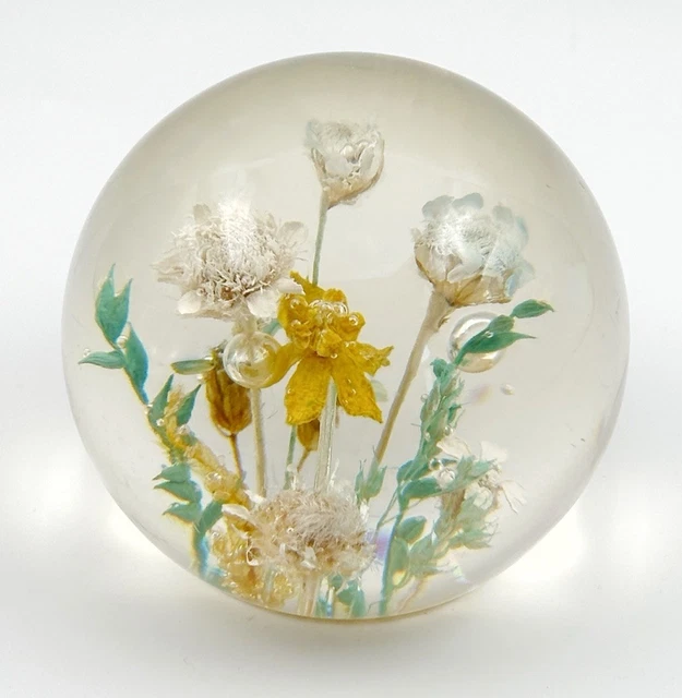 VINTAGE 1960’S LUCITE/ACRLIC PAPERWEIGHT DRIED FLOWER ARRANGEMENT £12. ...