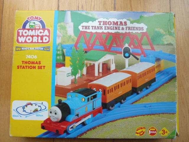 TOMY TOMICA WORLD Thomas the Tank Engine Set 7406 Wellsworth Station £ ...