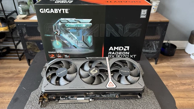 GIGABYTE AMD RADEON RX 9070 XT Gaming OC 16 GB GDDR6 scheda grafica GPU ...