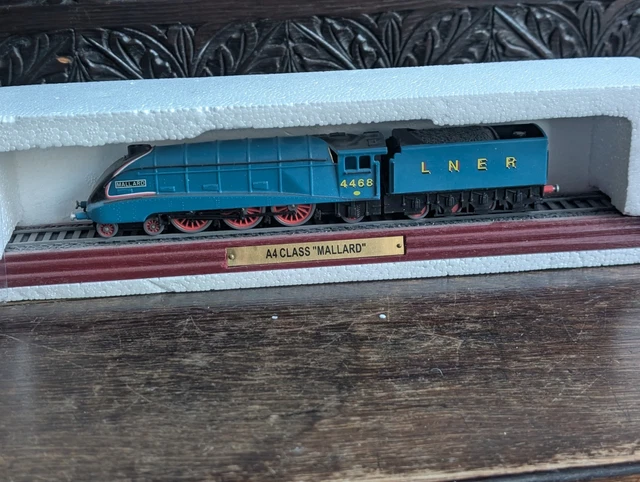 A4 CLASS LNER Mallard Static Railway Train Model 1-100 Scale on Plinth ...