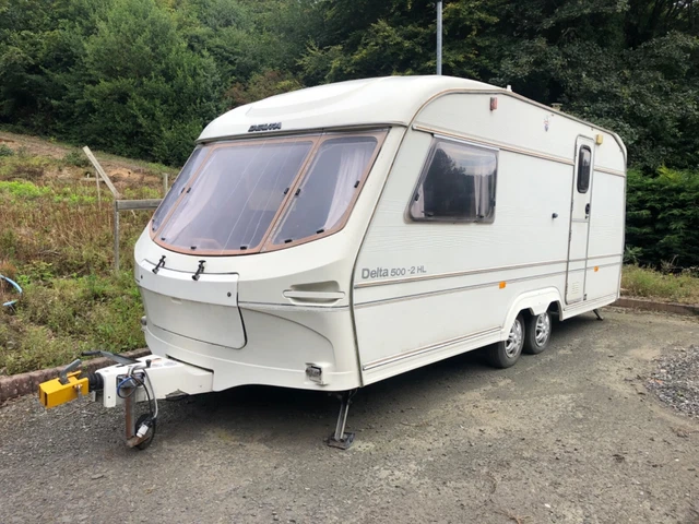 LUNAR DELTA 500 2HL # 2 berth caravan # In need of some TLC needs oven ...