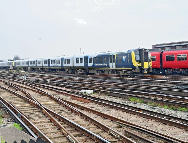 CLASS 450 NO 450022 n south western at clapham jn £1.00 - PicClick UK