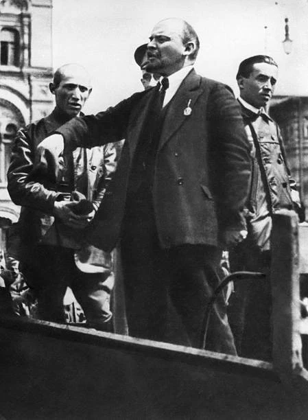 LENIN VLADIMIR ILYICH Politician USSR Lenin giving a speech on - 1920 ...