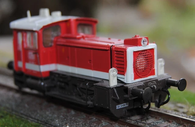 ROCO 43437 DIESELLOKOMOTIVE Baureihe 335 090-7 der DB, orientrot EUR 52 ...