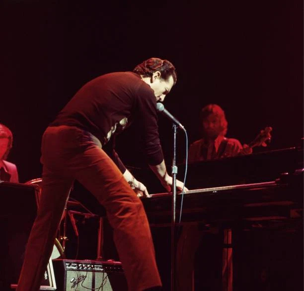 JERRY LEE LEWIS Performing On Stage 1977 Old Music Photo 1 EUR 6,62 ...