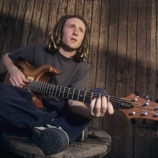 INCUBUS LEAD GUITARIST Mike Einziger poses for a July 1998 portrai ...