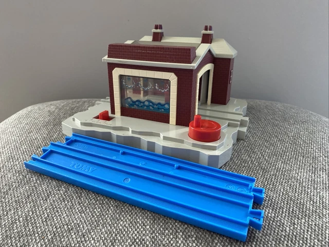 THOMAS & FRIENDS Trackmaster Sodor Engine Wash station 2005 Tomy Blue ...