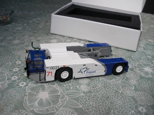 CONRAD 1:50 FRAPORT-FLUGZEUGSCHLEPPER Typ Goldhofer AST-1 in OVP 5513/0 ...