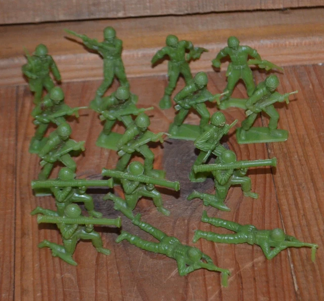 VINTAGE LOT 17 MPC Army Men 7 Poses Light Olive Green Toy Soldier GI ...