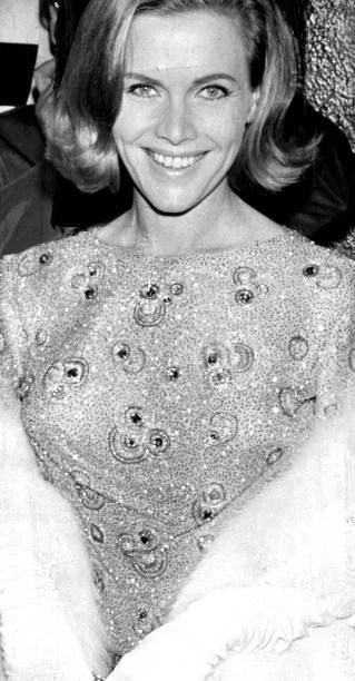 HONOR BLACKMAN AT a Bond film premiere December 1965 Historic Old Photo ...