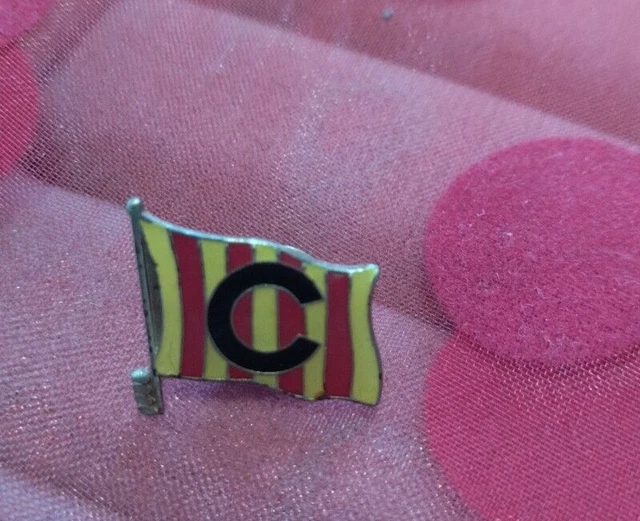 PIN'S PINS PIN Badge Vintage Collection Pub Drapeaux Jaune/Rouges ...