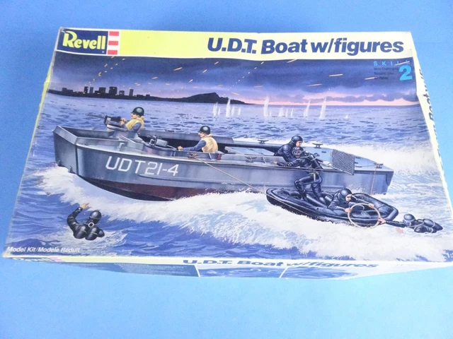 REVELL , 1/35 , U.D.T. Boat with Frogmen Figures Model Kit # 5105 OPEN ...