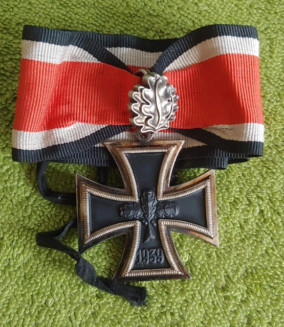 RITTERKREUZ MIT EICHENLAUB - mit Ordensband - in der Trageweise 1957 ...