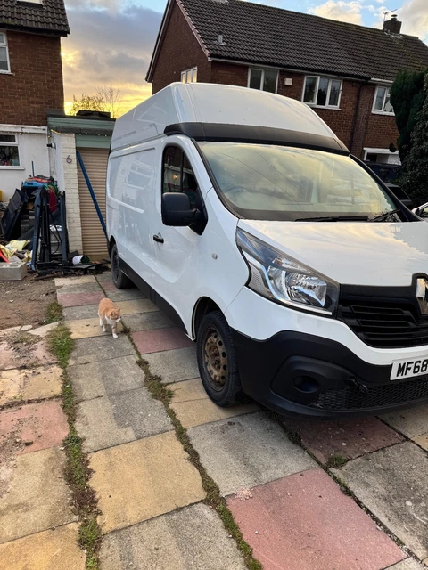 2018 - RENAULT Trafic LWB High Roof - 125bhp - Spares or Repair £1,150. ...