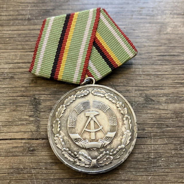 DDR ORDEN MEDAILLE Für hervorragende Verdienste Silberfarben EUR 25,00 ...