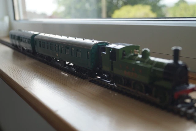 00 GAUGE LNER Local train 0-6-0 engine & 2 Coaches £24.60 - PicClick UK