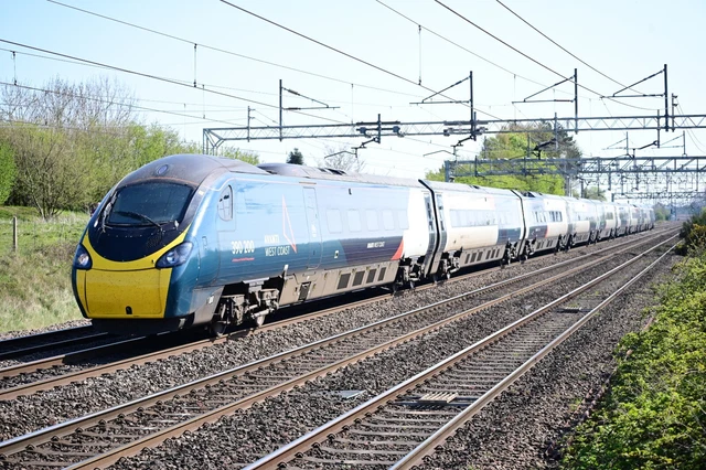 CLASS 390 NO 390200 in avanti at crewe £1.97 - PicClick UK