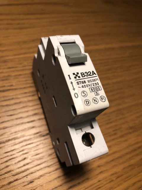 R. CLIPSAL B32A MCB CLIPSAL 32 AMP MCB 32A B32A ST68 6kA B32A EUR 11,50 ...