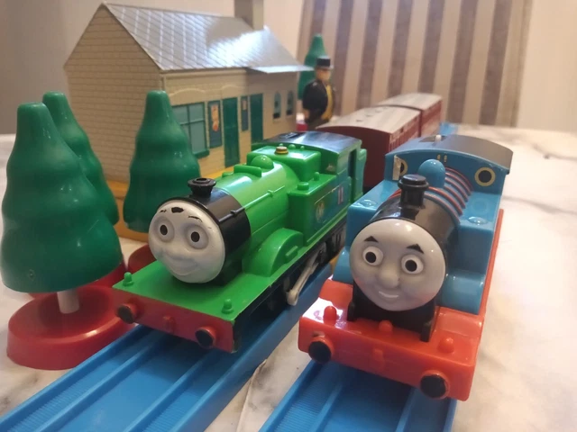 TOMY THOMAS TRACKMASTER motorised Oliver and Thomas trains with coaches ...