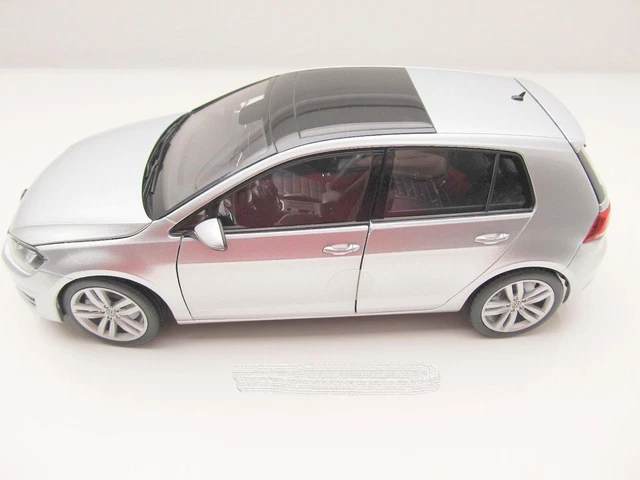 + VOLKSWAGEN VW Golf 7 Modellauto von NOREV in 1:18 silber NEU ...