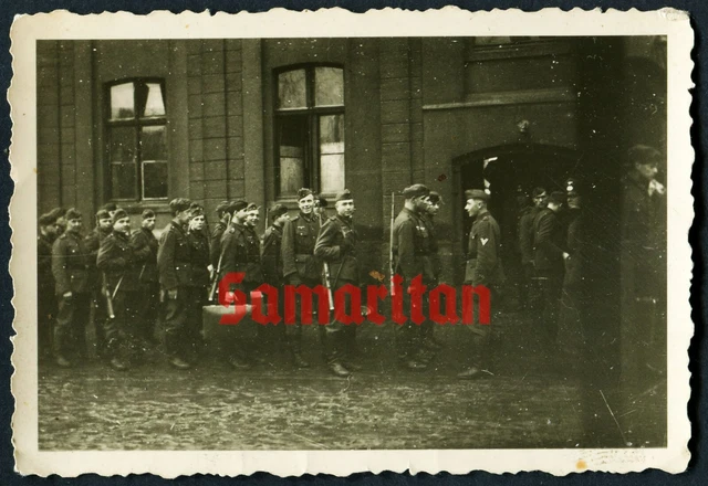C4/4 WW2 ORIGINAL German Soldiers Wearing Field Tunic Queue Up Photo ...