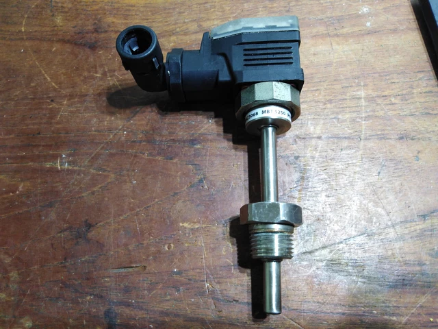 DANFOSS TEMPERATURE SENSOR 100ohms PTC MBT 5250 PT100 1/2 BSP F06F11535 ...