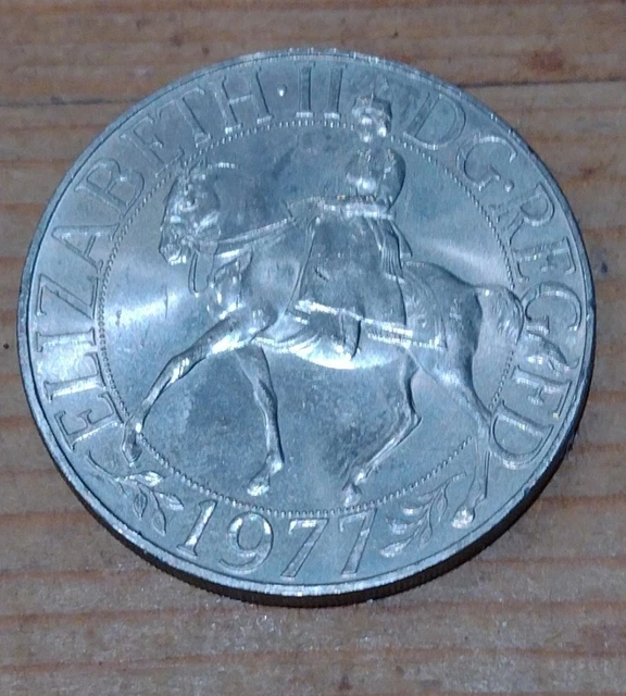 1977 QUEEN ELIZABETH II Silver Jubilee Commemorative Crown Coin £1.99 ...