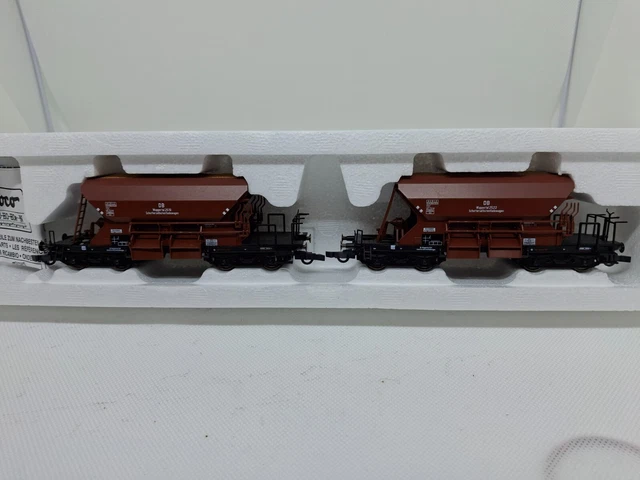 ROCO H0 44128, 2x DGW 266 Schotterwagen Dienstgüterwagen; Ladung, DB Ep ...