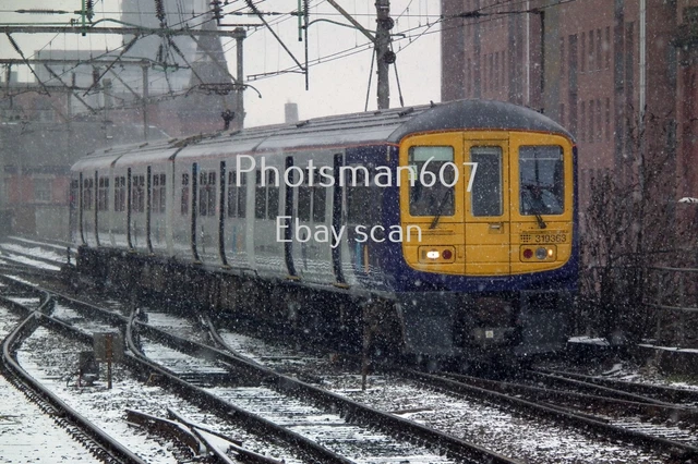 CLASS 319 319363, 4 car EMU, in new Northern in snow at Manchester ...