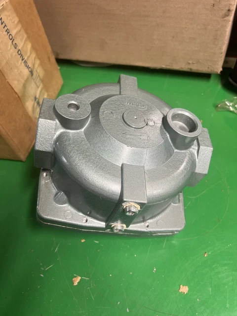 **NEW** ITT GENERAL Controls Model V710JESV15 Gas Valve Assembly 2 ...