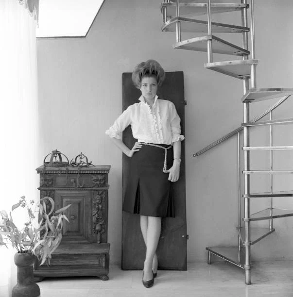 MONICA VITTI POSING for a photoshooting in her own house Rome 1961 Old ...