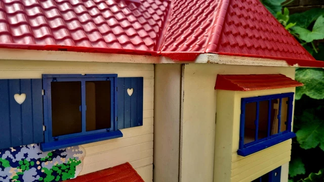 TRI-ANG DOLLS HOUSE, from the 1960s. A vintage classic, with Blue Box ...