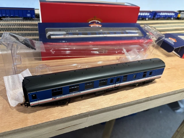 BACHMANN BR Mk1 COACH TWIN PACK NSE EUM TRASLATOR VEHICLE 39-001X £52. ...