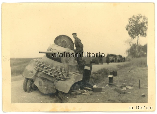 ORIG. FOTO 269.ID Soldat mit russ. Beute Panzerspähwagen BA-10 in ...