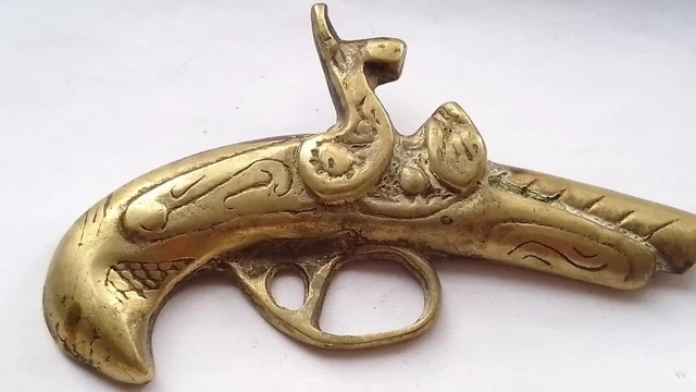 PISTOLA VINTAGE ANTICA antica in ottone appesa a parete pistola piatta ...