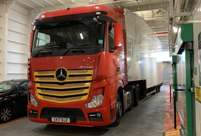 MERCEDES TRUCK PHOTO Lorry Photograph Merc Actros Artic Picture On A ...