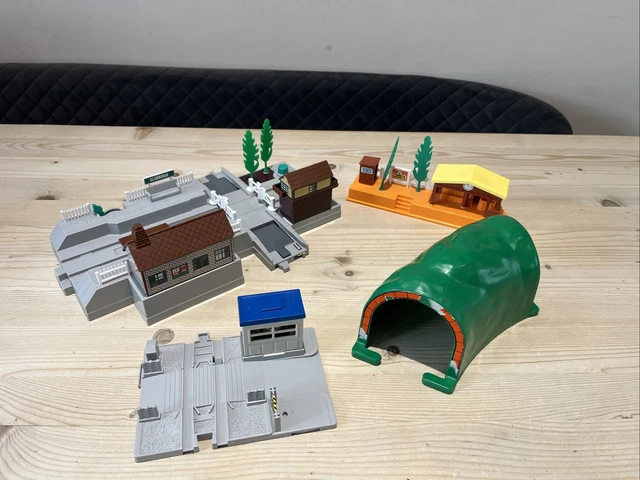 TOMY THOMAS TRACKMASTER Stations And Tunnel £4.50 - PicClick UK