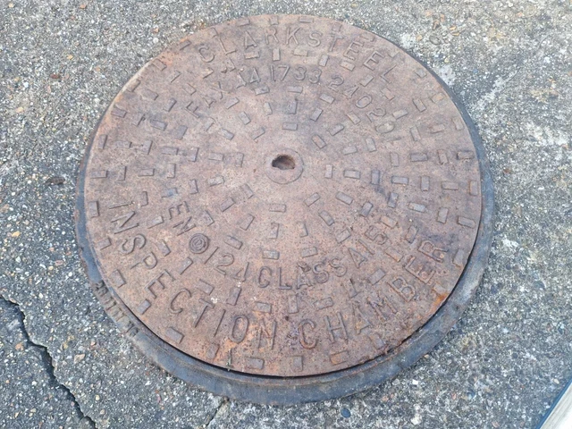 RECLAIMED ROUND 492MM Cast Iron Manhole Cover & frame Keyhole Lift ...