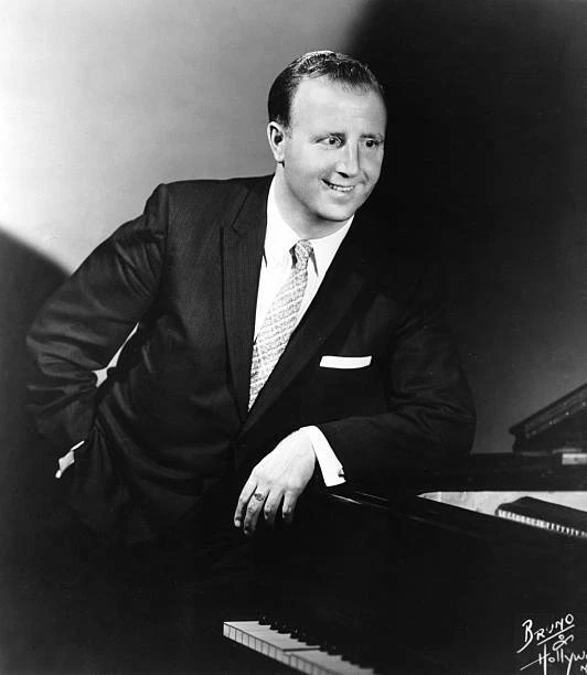 ENGLISH JAZZ PIANIST George Shearing Poses For A Portrait 4 Old Music ...