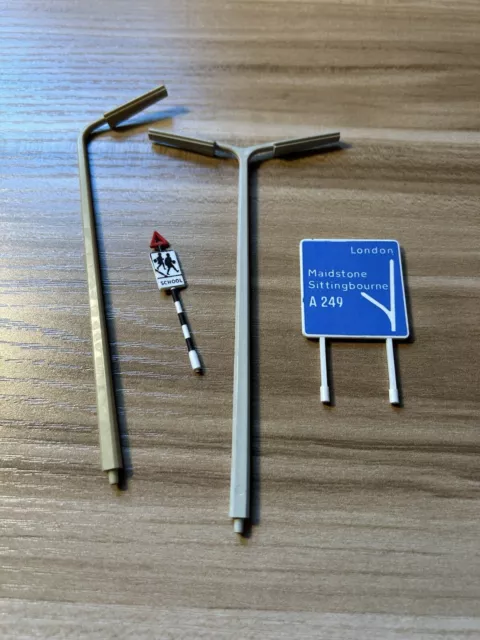 TRIANG MINIC MOTORWAYS Road signs and lamp posts, genuine items £8.52 ...