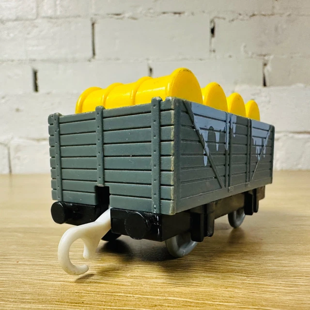 YELLOW BARREL SPILL Grey Cargo Car Thomas The Tank & Friends ...