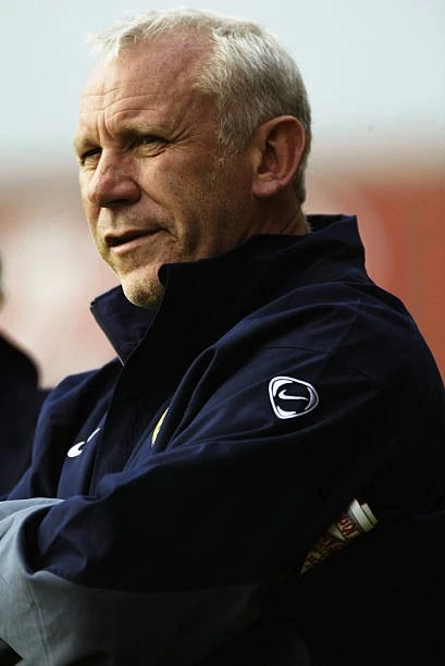 LEEDS UNITED MANAGER Peter Reid at the Pre Season Friendly match b- Old ...