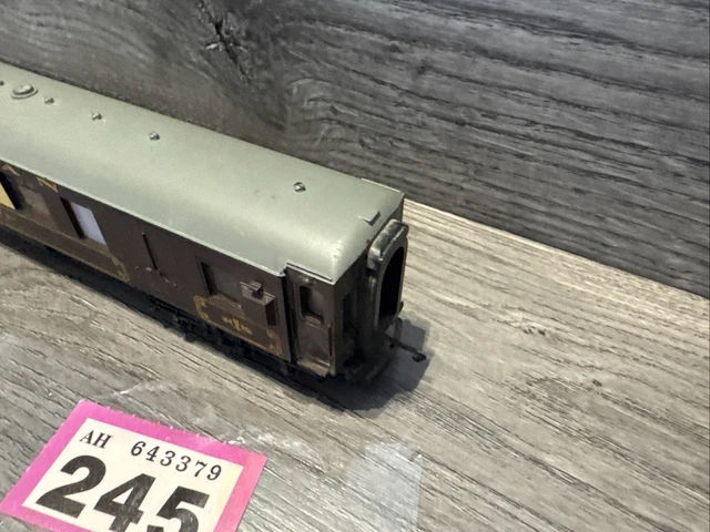 WRENN PULLMAN CAR No 77 Brown & Cream With Brown Tables - Unboxed - OO ...