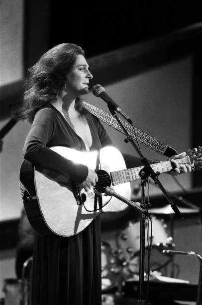 SINGER JUDY COLLINS On Johnny Carson 1977 OLD TV PHOTO 8 $9.00 ...